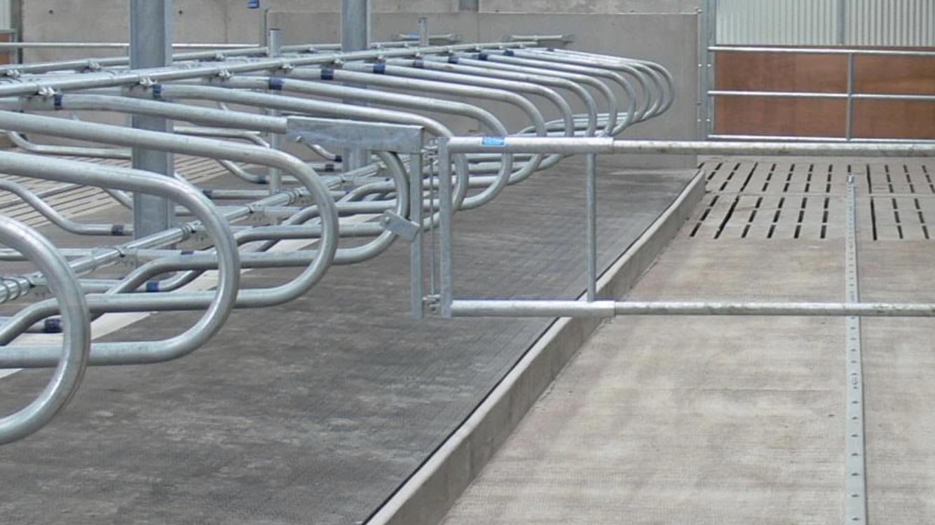Up and over gate between cubicles | The Farming Forum