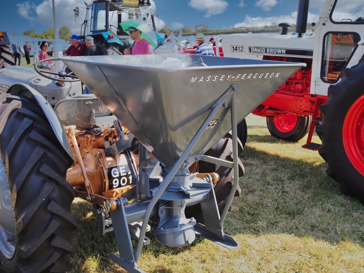 Help dismantling Ferguson 721 spinner broadcaster | The Farming Forum