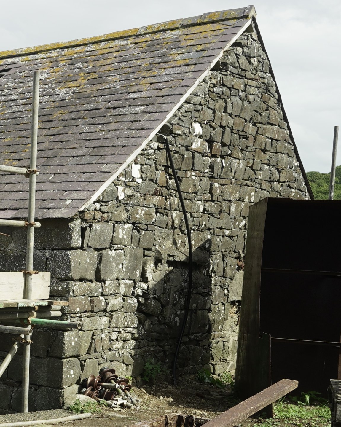 Slating a roof with gable end leanin out | The Farming Forum