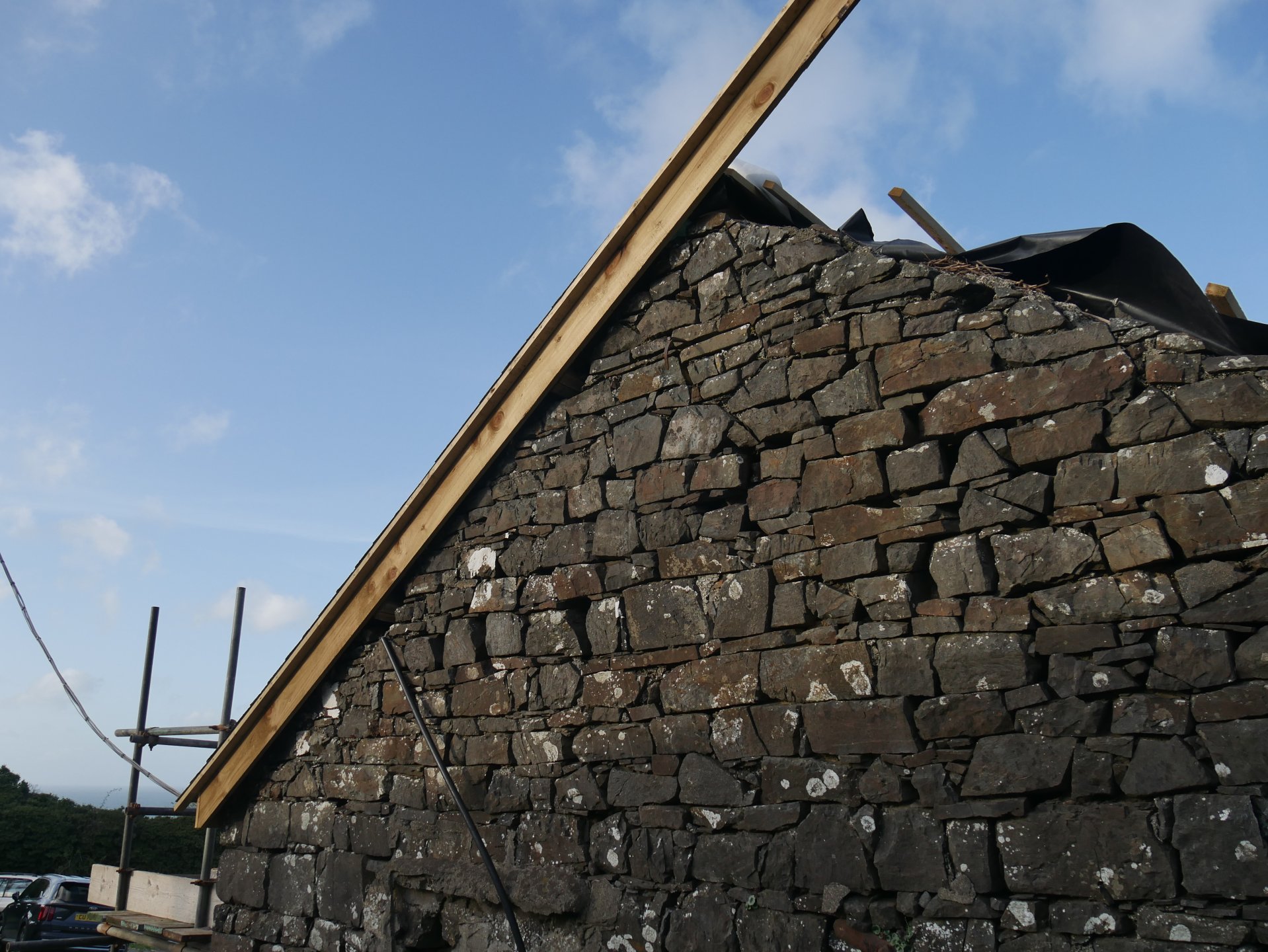 Slating a roof with gable end leanin out | The Farming Forum