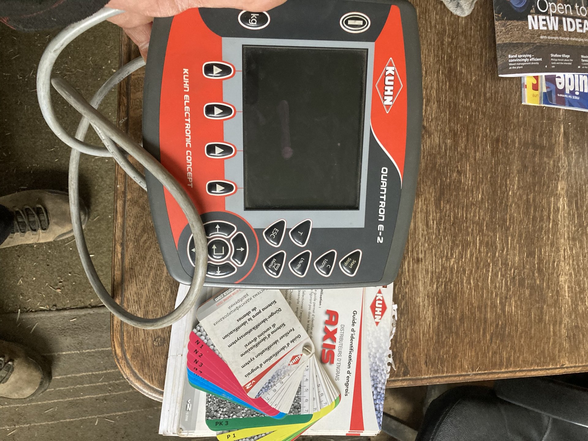 Kuhn axis 40. 1 w , weigh cell fertiliser spreader | The Farming Forum