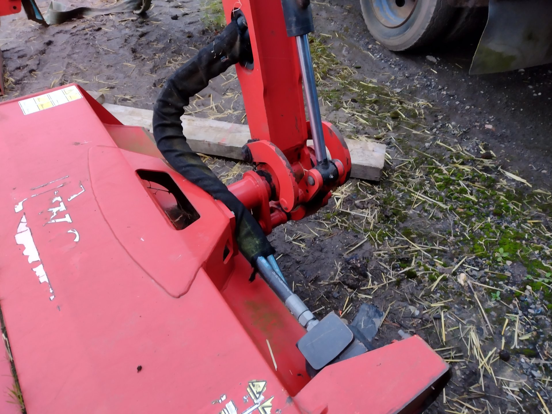 Twose TS525 Flail/hedger pipe routing | The Farming Forum