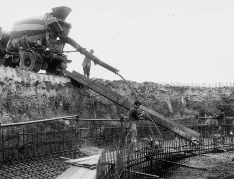 Pictures of construction of Emley Moor Mast 1970 | The Farming Forum