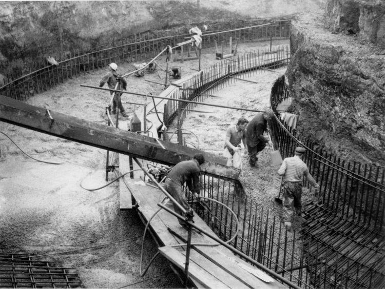 Pictures of construction of Emley Moor Mast 1970 | The Farming Forum