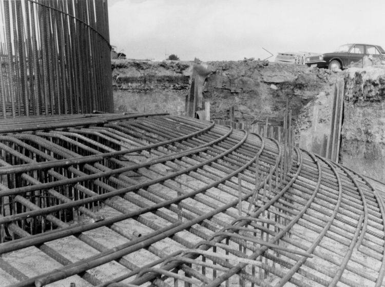 Pictures of construction of Emley Moor Mast 1970 | The Farming Forum
