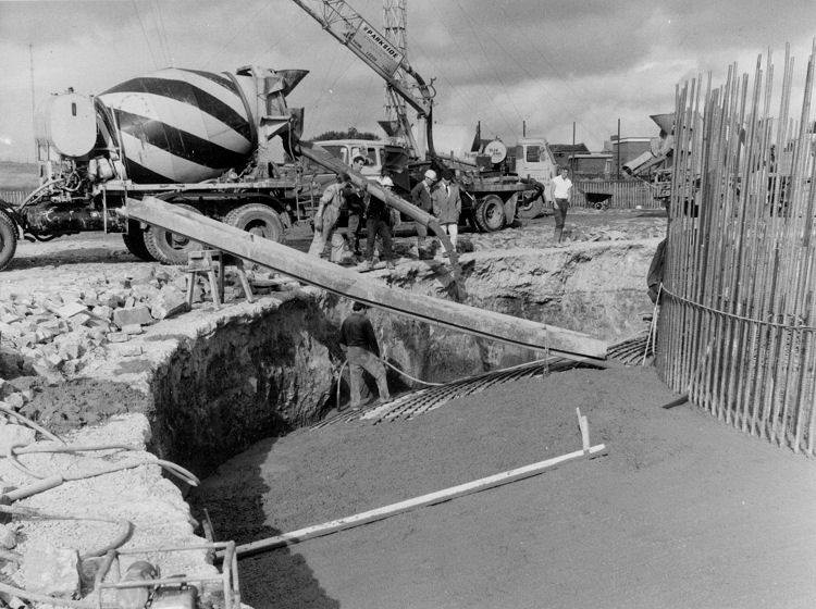 Pictures of construction of Emley Moor Mast 1970 | The Farming Forum