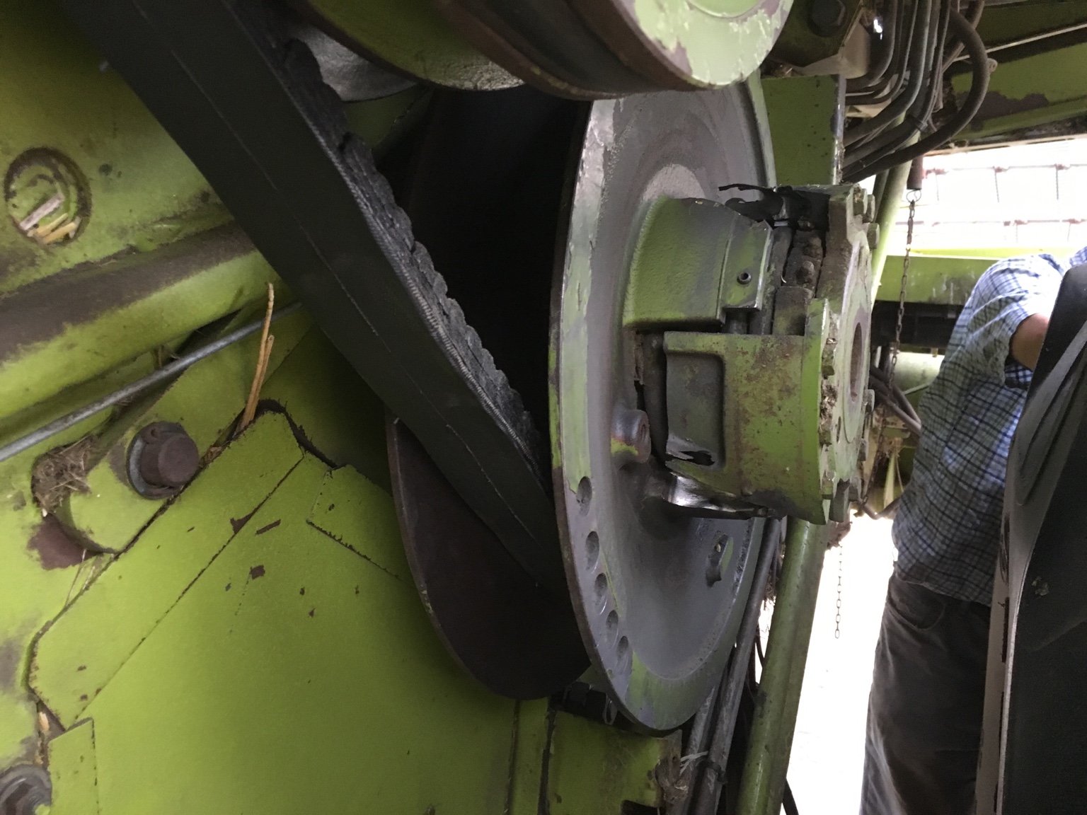 Class Dominator, what has happened to the drum pulley? | The Farming Forum