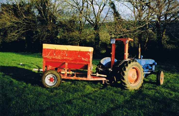 Vicon spreader is fitted with axle and a 1.5t hopper (Volume 5 - 1996 ...