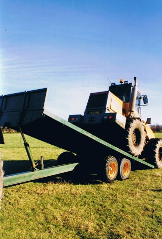 Tipping low loader has helper ram (Volume 5 - 1996 Winter Edition ...