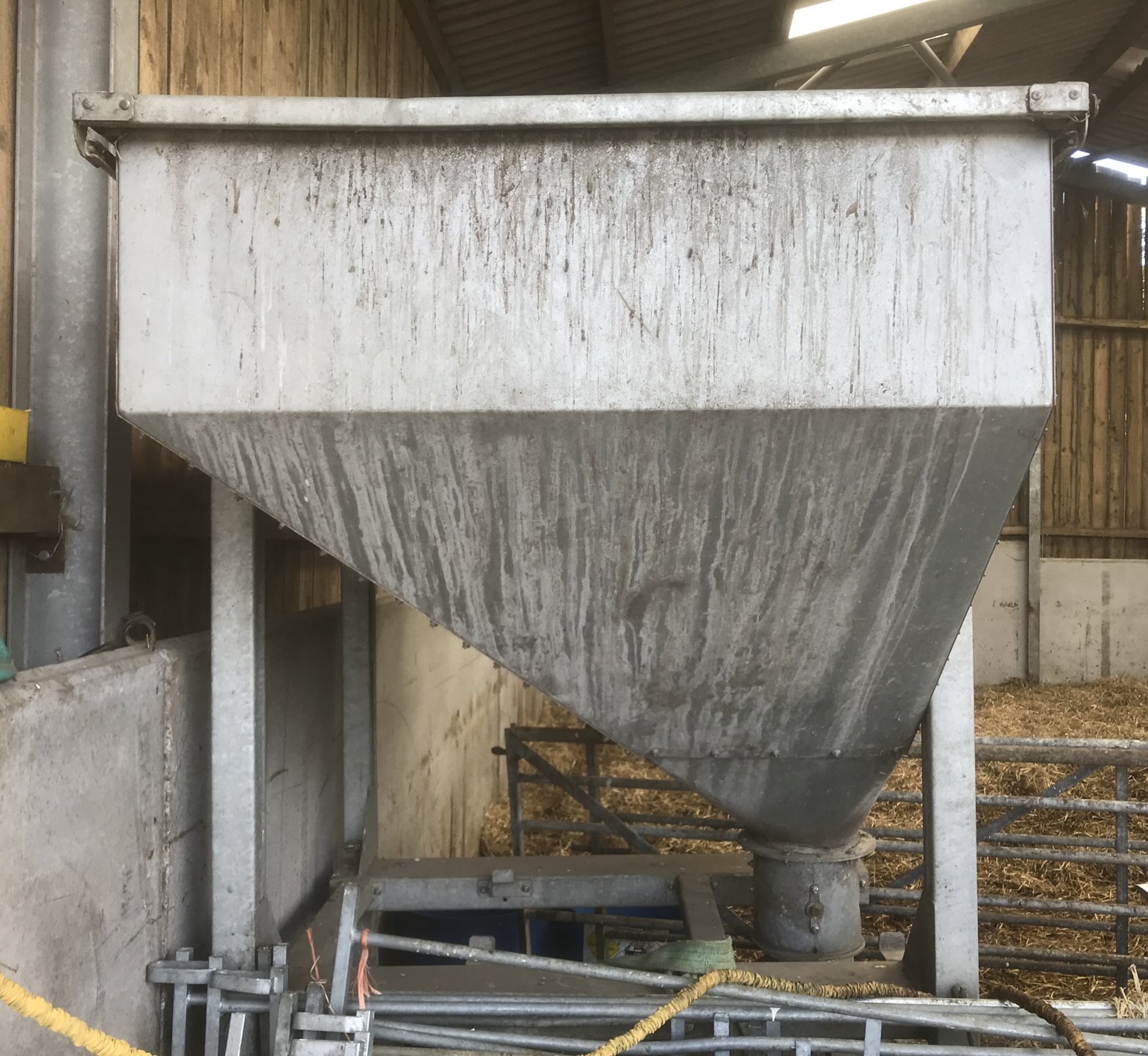 V Mac wide tote feed hopper/bin | The Farming Forum