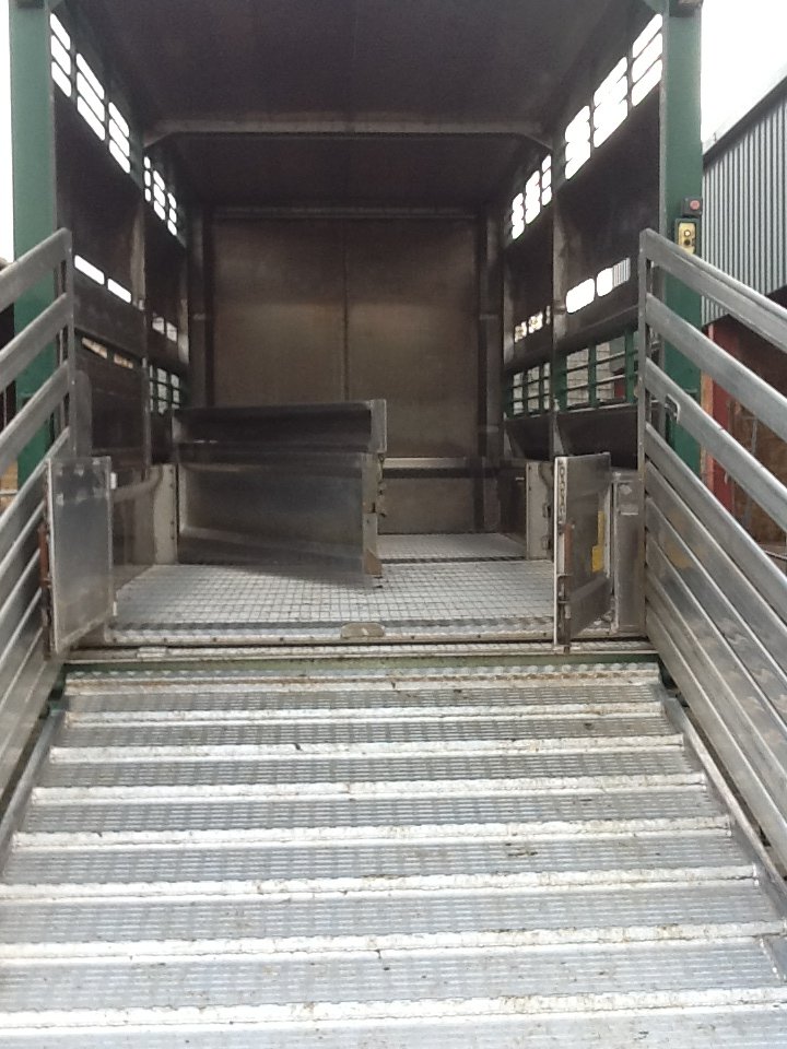 Volvo 7,5 tonne LIFTING deck livestock truck | The Farming Forum